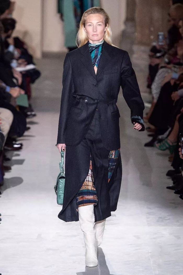 用Versace的金色别针开启回到九十年代的时光机，Ferragamo预定秋冬最想买榜单！