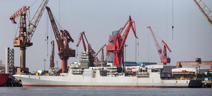 大连两艘055同时挂上巨幅红旗，即将迎同时出坞震撼时刻_手机新浪网