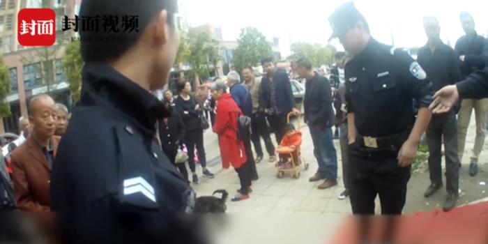 男子酒后闹事拒付饭钱当众脱裤 一脚踹碎警车玻璃手机新浪网
