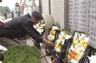 这面墙上的每一个名字，都代表着30万鲜活的生命_手机新浪网