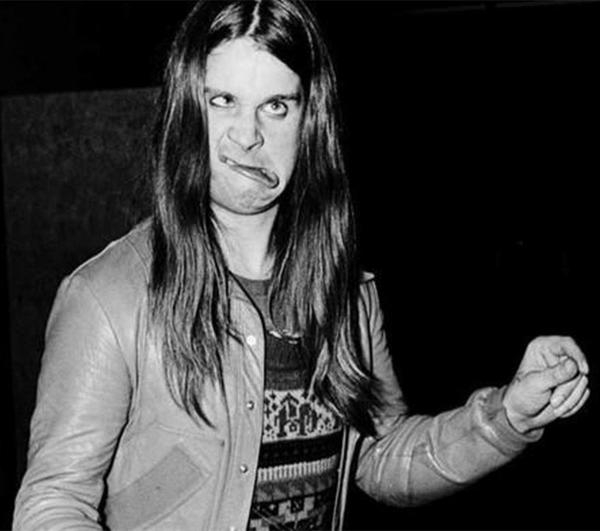 作为一个传奇金属乐队的主唱，Ozzy的人生好像更传奇