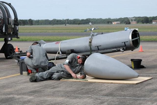 驻日美军又闹笑话：F16战机空中起火 扔油箱差点击中渔民_手机新浪网