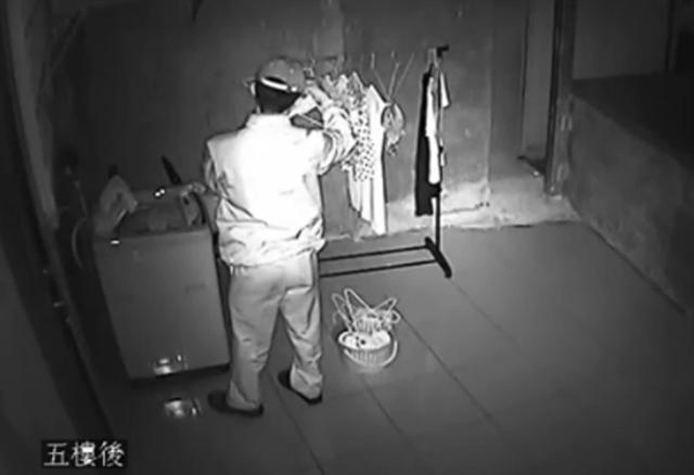 男子潜入民宅偷女性内裤 边偷边闻新浪图片