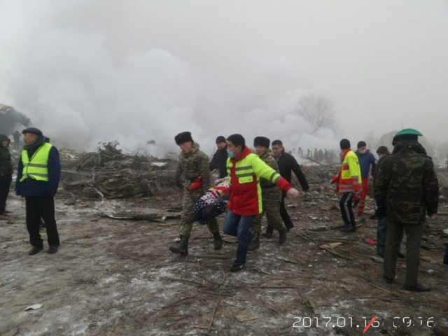 土耳其货运飞机坠毁居民区 房屋被砸平_新浪图片