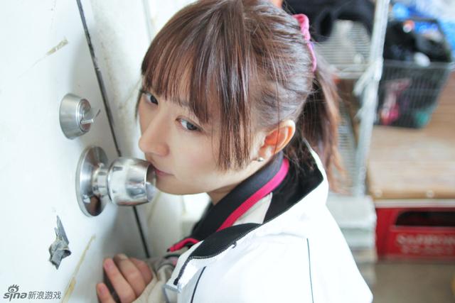 舔门把手的小女孩新浪图片