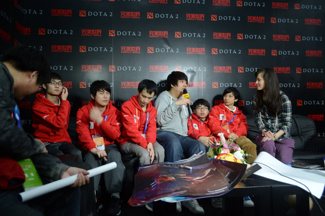 WCG2012 DOTA2冠军IG风采_新浪图片