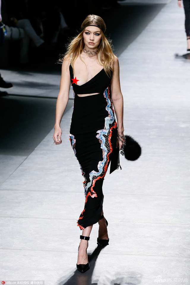 设计师让脱就得脱 超模的心酸远不止T台摔个“狗吃屎”_手机新浪网