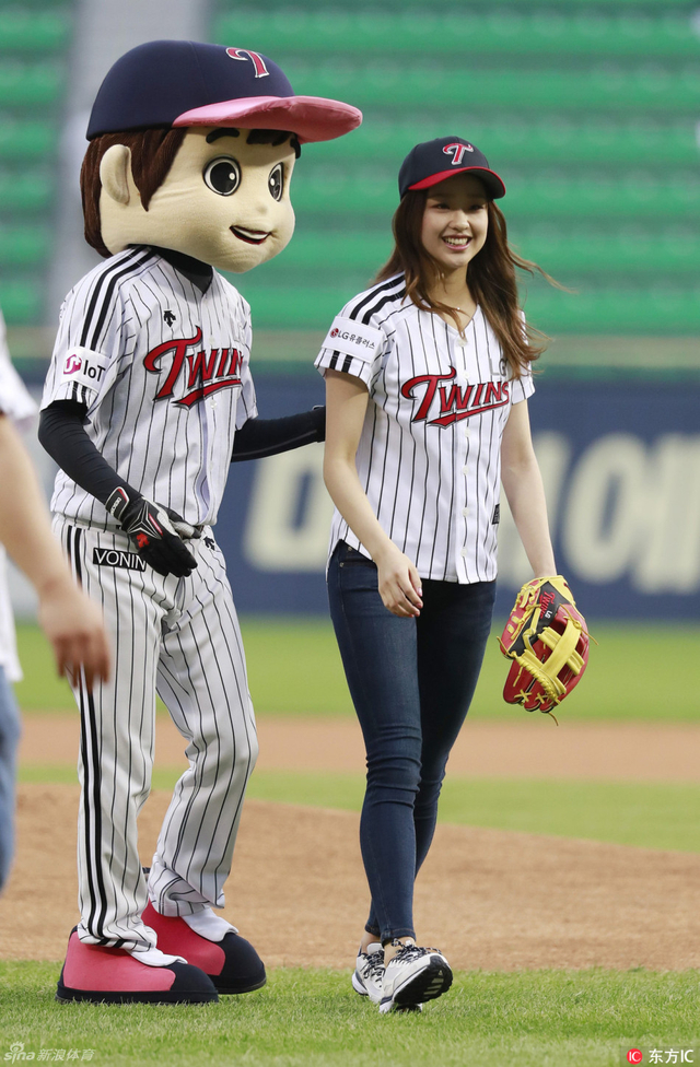 孙妍在为韩国棒球联赛开球_新浪图片