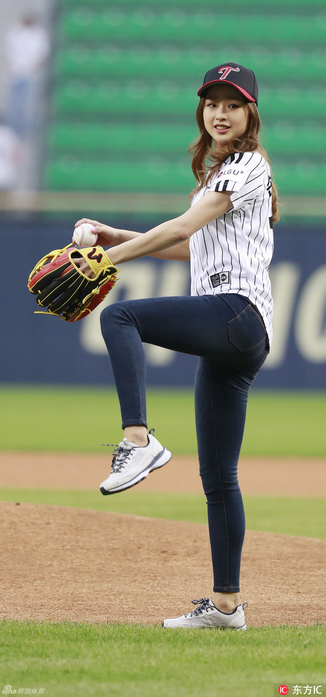 孙妍在为韩国棒球联赛开球_新浪图片