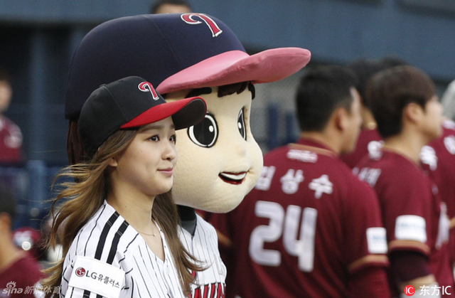 孙妍在为韩国棒球联赛开球_新浪图片