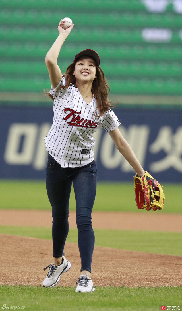 孙妍在为韩国棒球联赛开球_新浪图片