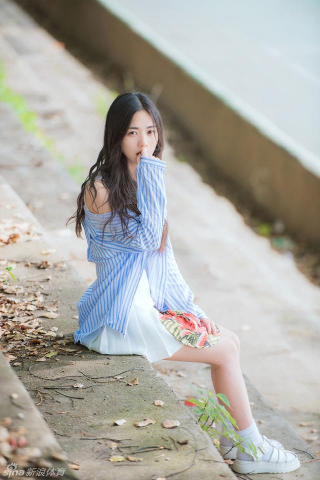 华师大校花操场秀酥胸获赞妩媚女神新浪图片