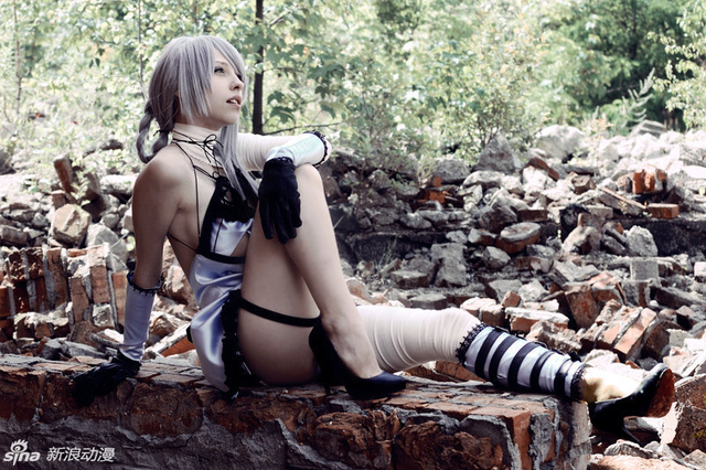 贫乳裸背丝袜美腿，NIER人气角色Kaine性感COS_新浪图片