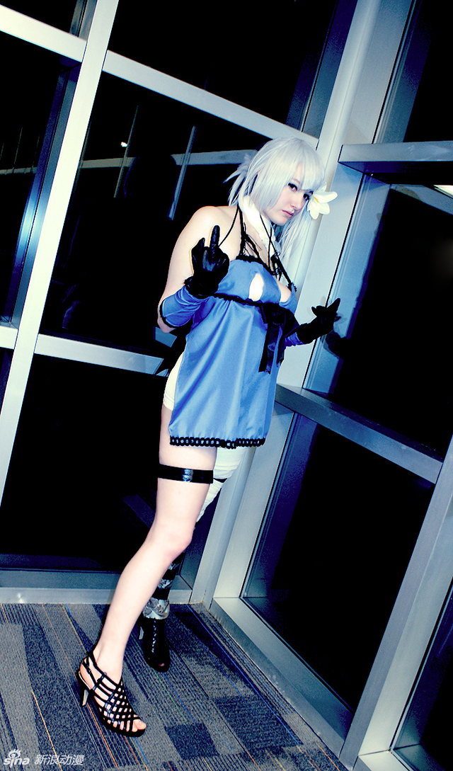 贫乳裸背丝袜美腿，NIER人气角色Kaine性感COS_新浪图片