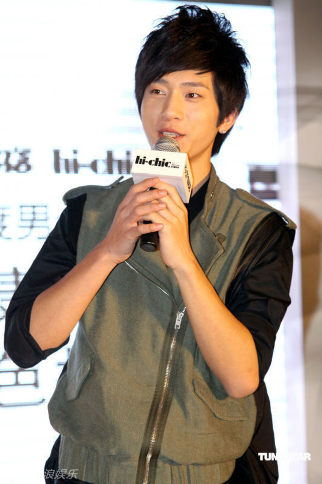 高清BOBO上海做活动 着装青春活力四射_新浪图片