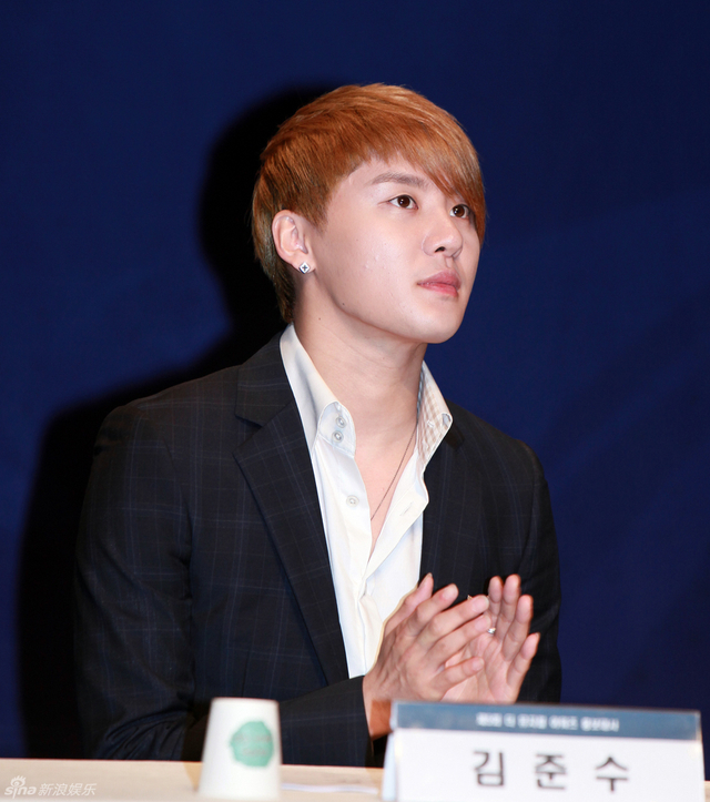 高清JYJ俊秀出席第5届韩国音乐剧颁奖礼记者会_新浪图片