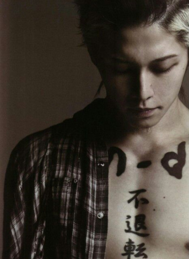 Miyavi雅写真集锦 视觉系装扮华丽唯美_新浪图片