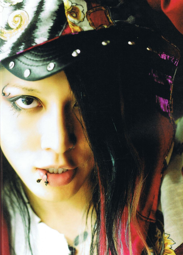 Miyavi雅写真集锦 视觉系装扮华丽唯美_新浪图片