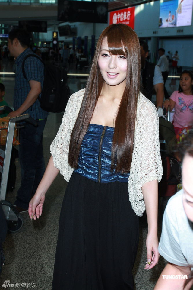 Jessica希崎抵港 将拍《一路向西》抵港_新浪图片