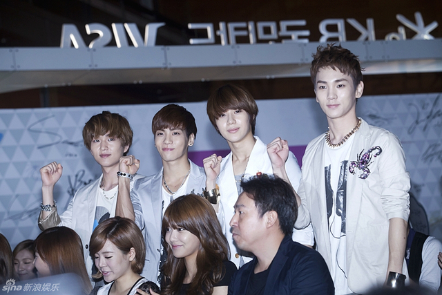 少女时代等出席SM展示会开幕式_新浪图片