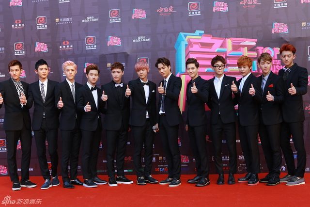 EXO亮相风云榜红毯 西装帅气成员魅力热舞_新浪图片