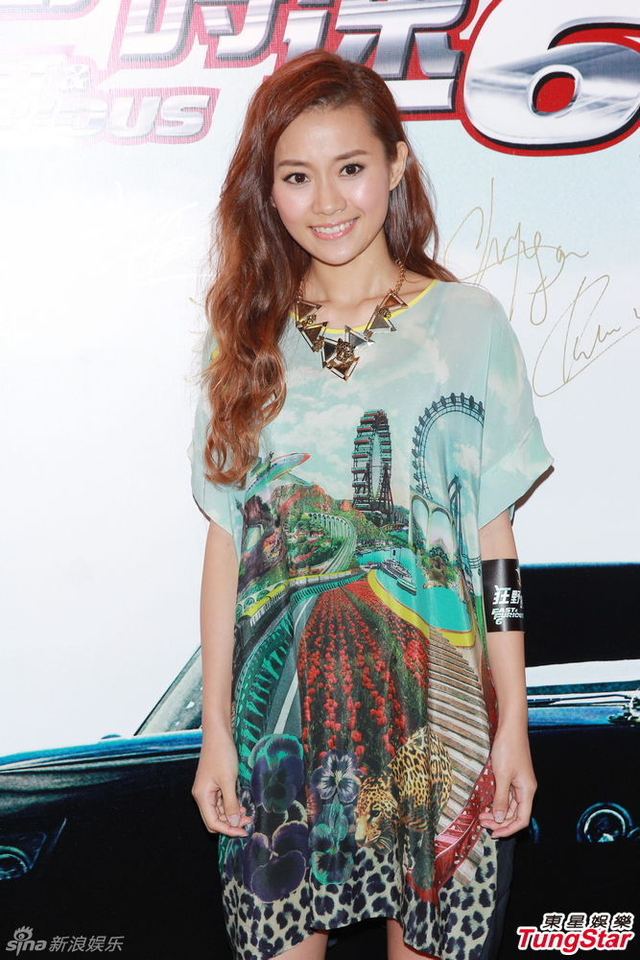 《狂野时速6》港首映 JessicaC露背性感_新浪图片