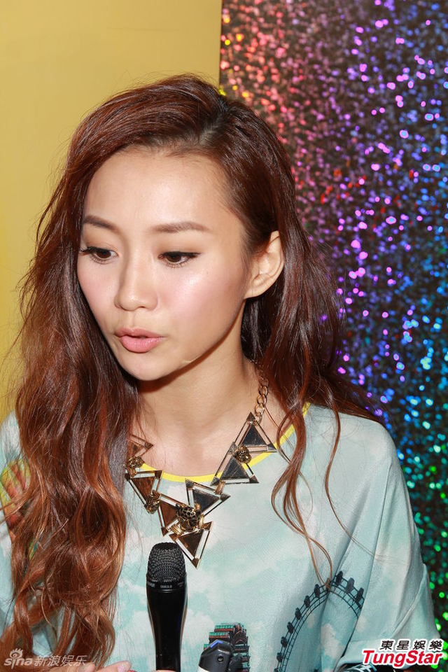 《狂野时速6》港首映 JessicaC露背性感_新浪图片