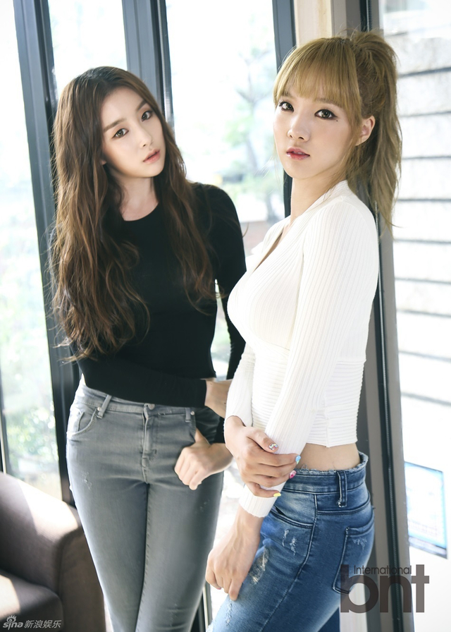 韩女团Stellar写真 深V衫大秀春光_新浪图片
