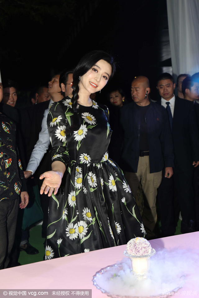 范冰冰长裙走中国风 妆容精致笑对镜头_新浪图片