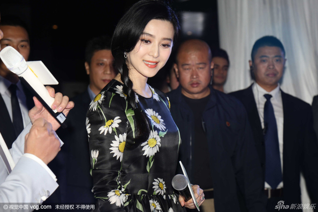 范冰冰长裙走中国风 妆容精致笑对镜头_新浪图片