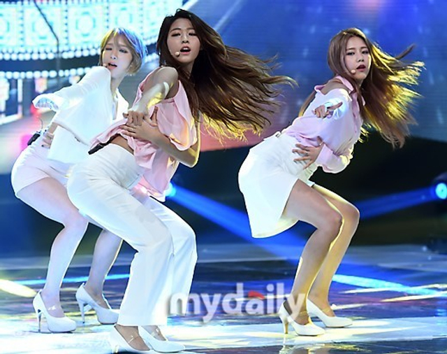 韩女团AOA大尺度撩汉 撅臀开腿火辣热舞_新浪图片