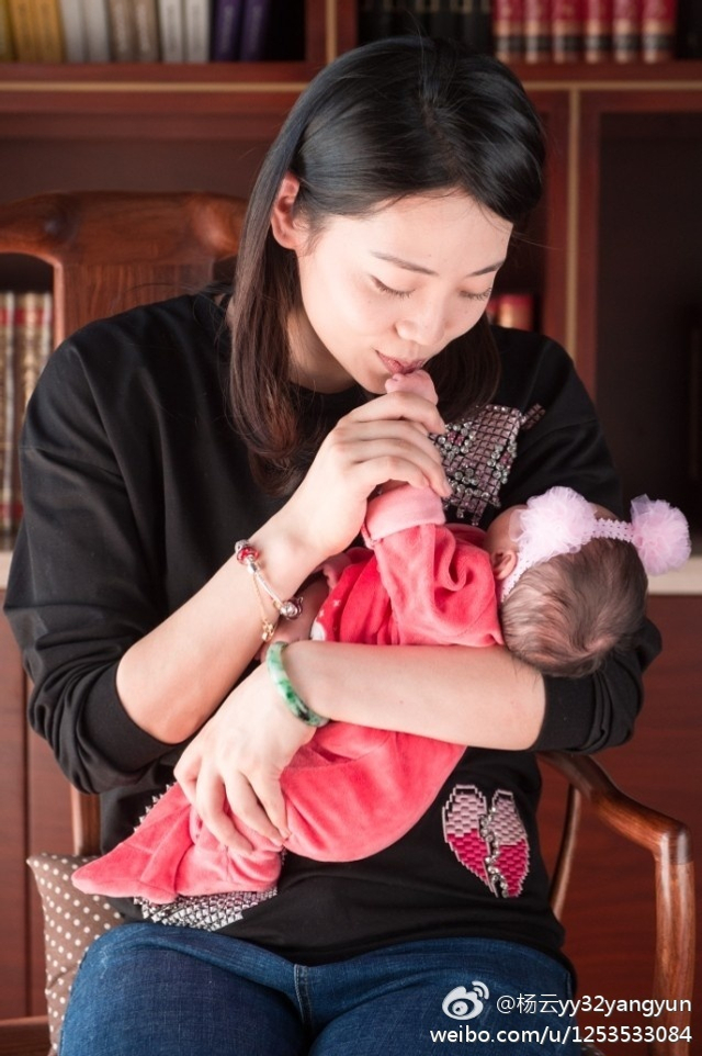 杨威双胞胎满月 杨云出月子晒一家五口照_新浪图片