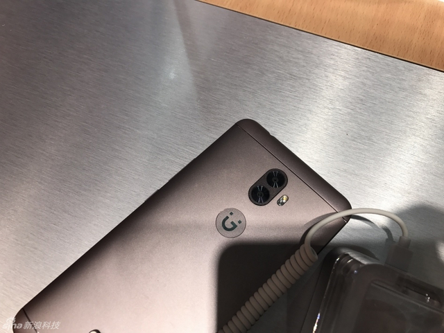 MWC2017现场实拍图赏：长续航的金立A1/A1 Plus_新浪图片