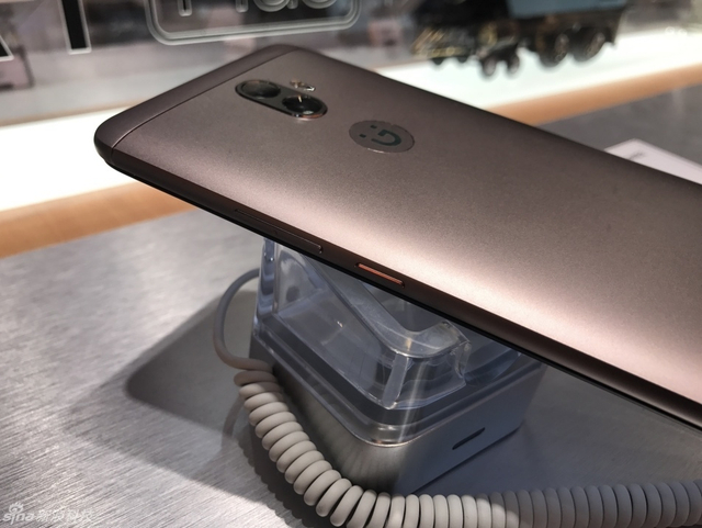 MWC2017现场实拍图赏：长续航的金立A1/A1 Plus_新浪图片