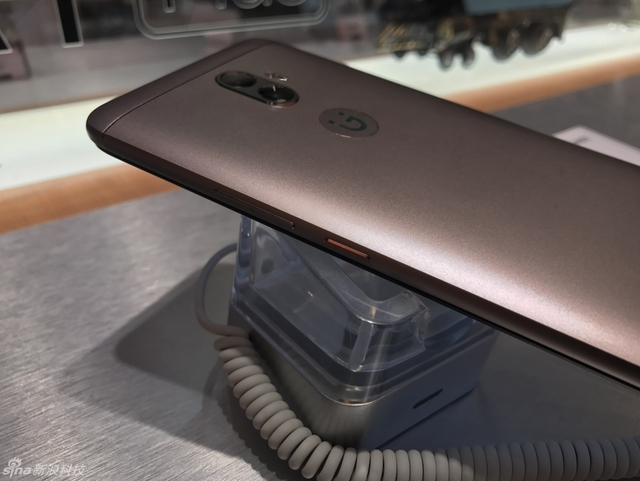 MWC2017现场实拍图赏：长续航的金立A1/A1 Plus_新浪图片