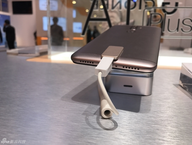 MWC2017现场实拍图赏：长续航的金立A1/A1 Plus_新浪图片