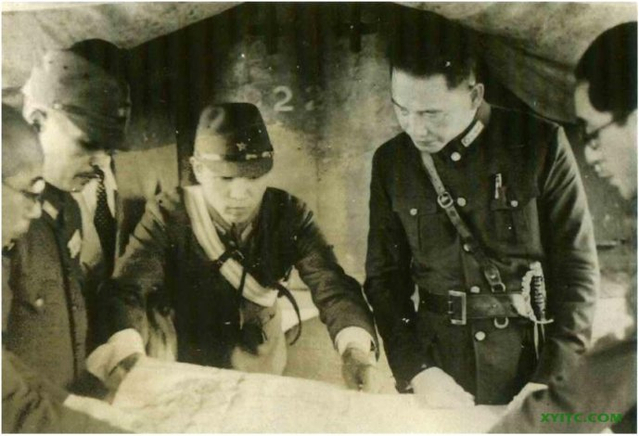 抗战时期的伪军：为日军点烟上日本杂志_新浪图片