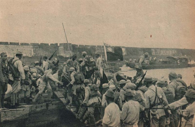 抗战时期的伪军：为日军点烟上日本杂志_新浪图片