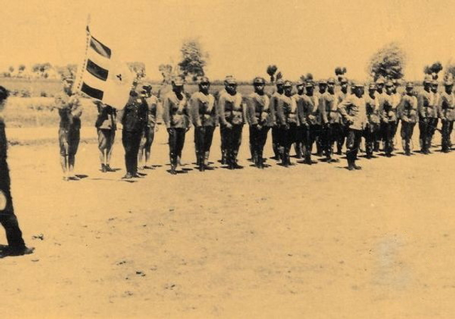 抗战时期的伪军：为日军点烟上日本杂志_新浪图片