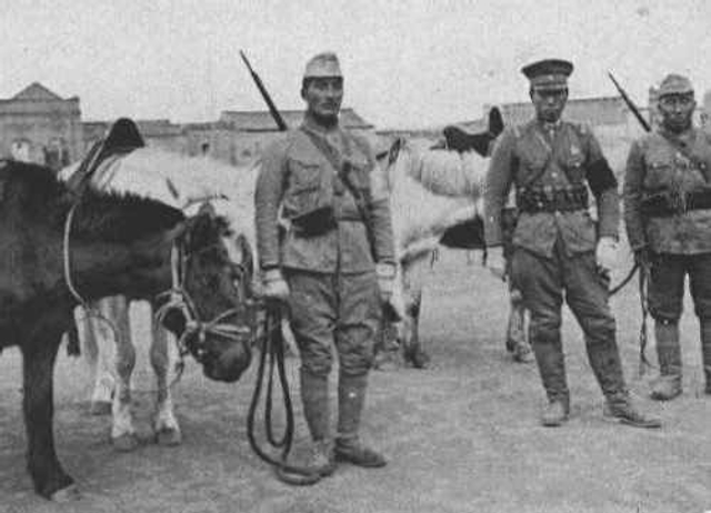 抗战时期的伪军：为日军点烟上日本杂志_新浪图片