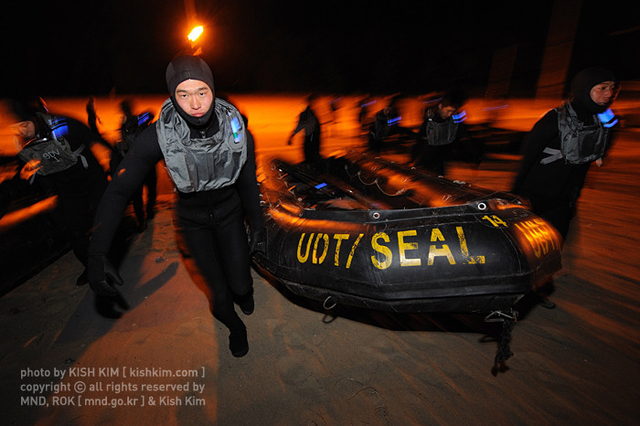 韩国再次高调宣传UDT食人鲨海军精锐突击部队_新浪图片