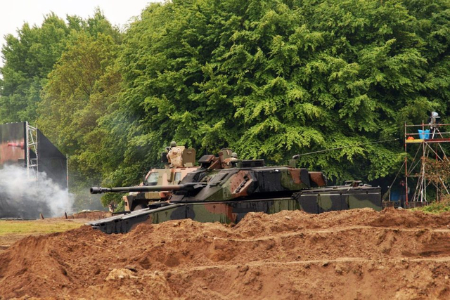 荷兰陆军CV9035NL MkIII战车身披吉利伪装服_新浪图片
