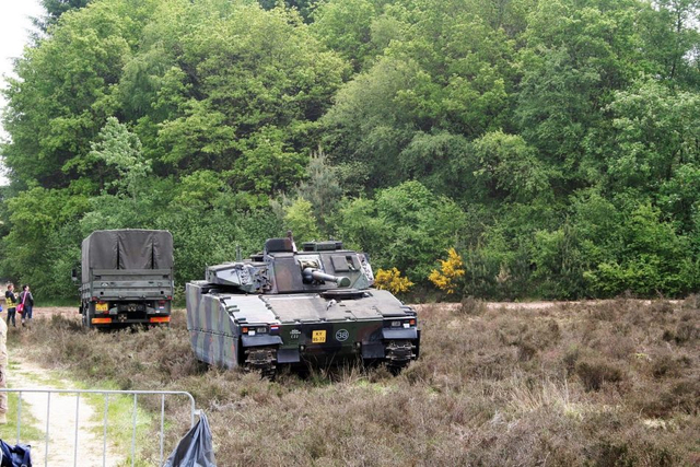 荷兰陆军CV9035NL MkIII战车身披吉利伪装服_新浪图片