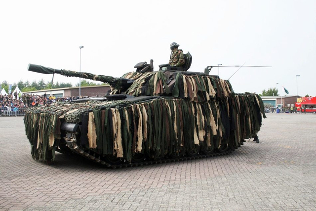 荷兰陆军CV9035NL MkIII战车身披吉利伪装服_新浪图片