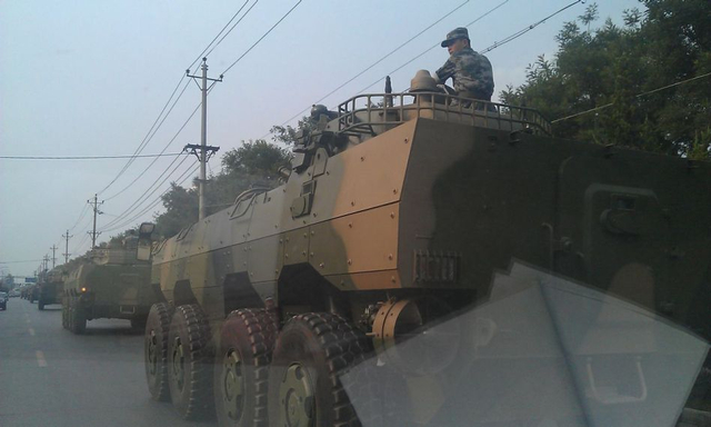 解放军又接收一批新型ZBD-09轮式步兵战车_新浪图片