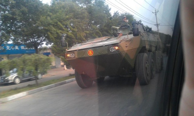 解放军又接收一批新型ZBD-09轮式步兵战车_新浪图片