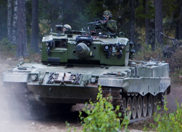 挪威陆军豹II主战坦克大发神威轻松压扁小汽车_新浪图片