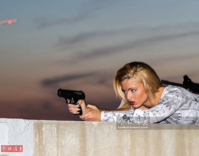 别搞错重点！好看的是枪而非性感靓丽辣妹_新浪图片