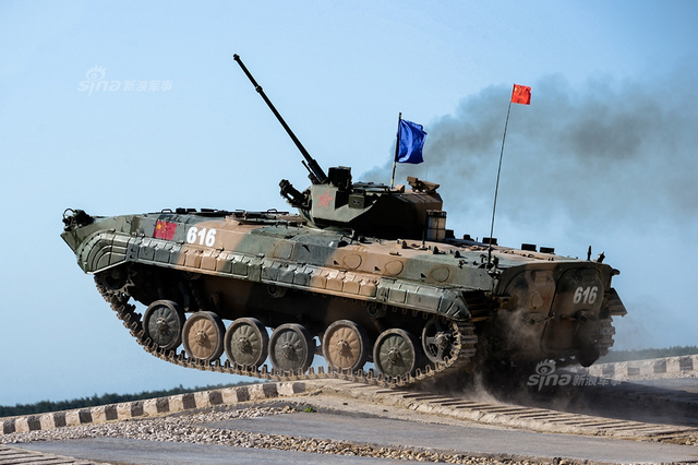 86式步战真帅！解放军86式步兵战车参赛现场图_新浪图片