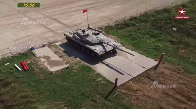 中国96B坦克完胜T72跑圈破纪录 射击仅一发脱靶_手机新浪网